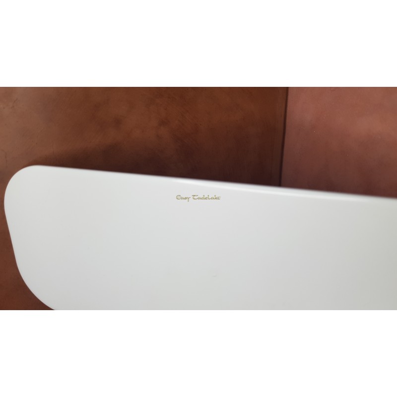 Plastic trowel for the Tadelakt and other lime stuccos.