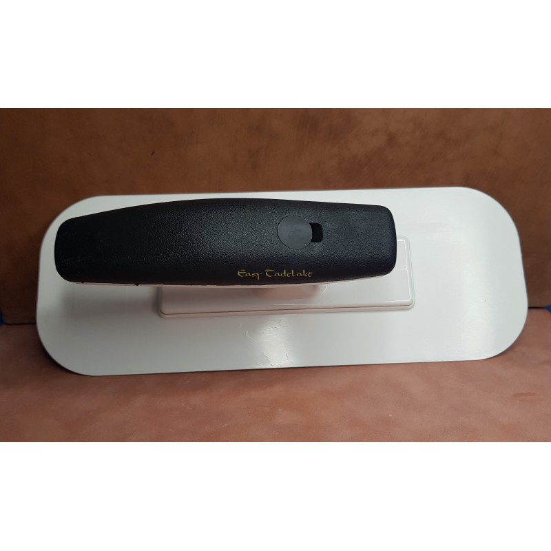 Plastic trowel for the Tadelakt and other lime stuccos.